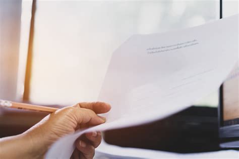 사무실 책상 Pc 컴퓨터에 연필로 비즈니스 문서의 서류를 들고 응용 프로그램 고객의 서명 계약에 고려 를 분석 하기 위한 보고서 종이 경영자에 대한 스톡 사진 및 기타