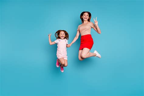 여우 같은 작은 아가씨와 엄마의 전신 사진 V기호 점프 높은 착용 캐주얼 옷 고립 된 파란색 배경 보여주기에 대한 스톡 사진 및 기타 이미지 Istock