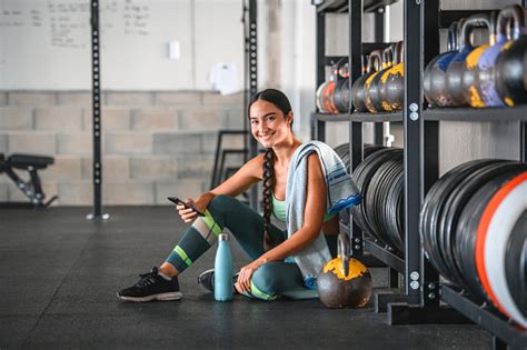 체육관에서 휴식을 취하는 스마트 폰을 가진 여성 운동 선수 운동에 대한 스톡 사진 및 기타 이미지 운동 체육관 헬스 클럽 Istock