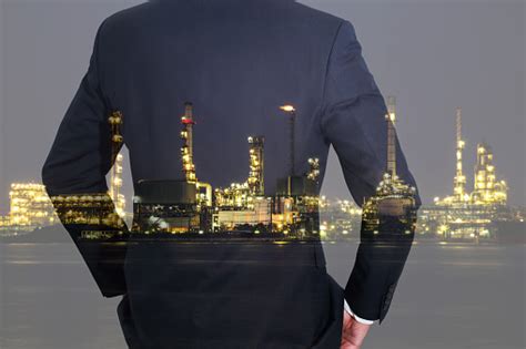 비즈니스 사람의 다시 이중 노출 앞과 석유 정제 산업 에너지와 기술 개념으로 밤에 공장 개념에 대한 스톡 사진 및 기타 이미지