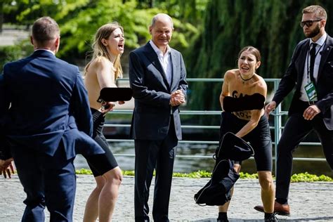 تصاویر از حمله زنان نیمه برهنه به صدراعظم آلمان