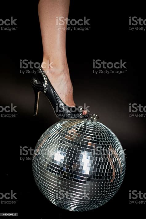 디스코 공 그것은 여성 신발에 발 클럽 음악과 나이트 라이프의 상징입니다 휴일 및 재미 당 0명에 대한 스톡 사진 및 기타 이미지 Istock