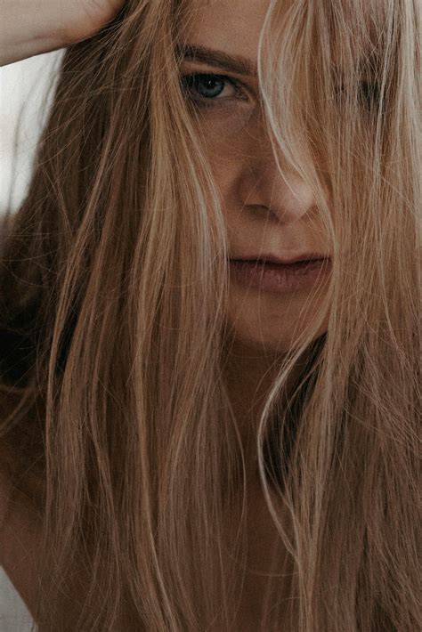 집 밖의 20대 중반 가벼운 눈 검은 색 스웨터 고요한 금발 나무 라이프스타일 레저 머리카락 머리카락 날리는 머리카락의 움직임 명상 적 바람 부는