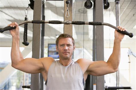 健身房高清图片 健身房男子举重训练 健身房男子举重训练图片免费下载 5132704392 千图网pro