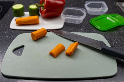 날카로운 칼로 도마에 얇게 썬 당근 조각 신선한 오이 빨간 피망 음식 준비를 위한 플라스틱 용기가 있는 배경 0명에 대한 스톡 사진 및 기타 이미지 Istock