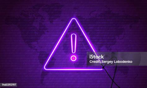 주의 위험 해킹 지도 보라색 배경에 네온 기호입니다 보안 보호 맬웨어 해킹 공격 데이터 침해 개념 시스템 해킹 오류 공격자 경고