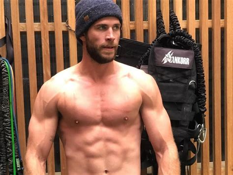 Chris Hemsworth Fica Nu Em Novo Trailer De Thor