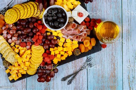 나무 테이블에 치즈 올리브 과일 프로슈토와 와인 Charcuterie 보드 소시지에 대한 스톡 사진 및 기타 이미지 소시지 올리브 치즈 Istock