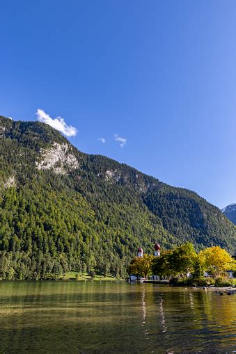 독일 쾨니히 호수 기슭에 있는 장크트 바르톨로뮤 교회 또는 바르톨로매 0명에 대한 스톡 사진 및 기타 이미지 0명 강둑 경관 Istock