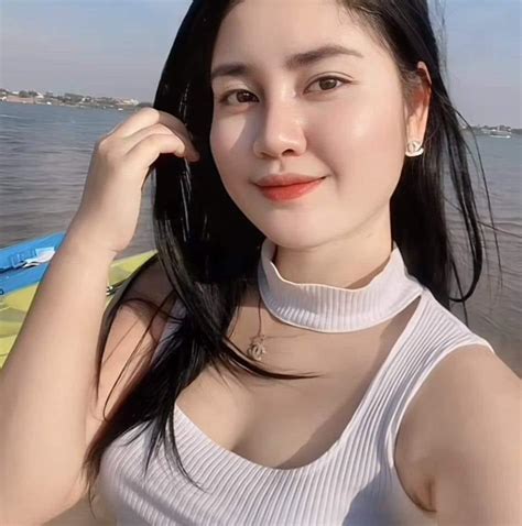 បុរស់ម្នាក់បានយកស្បែកជើងទៅវាយក្បាលលោក ដូណាល់ ត្រាំ ពីក្រោយ គុនខ្មែរ ស្រលាញ់គុនខ្មែរ Kunkhmer