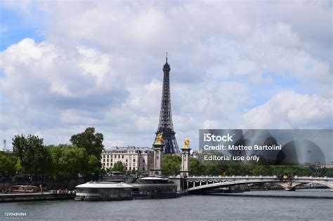 프랑스의 아름다운 화창한 날을 배경으로 투르 에펠과 알렉산더 Iii 다리를 배경으로 파리의 세네 강의 전망 0명에 대한 스톡 사진 및 기타 이미지 Istock