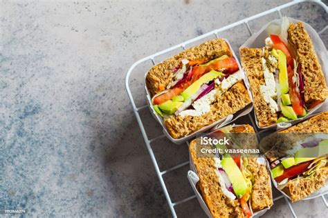 두부 아보카도 토마토 상단보기 복사 공간을 곁들인 비건 샌드위치 건강한 채식 음식 개념 건강한 식생활에 대한 스톡 사진 및 기타 이미지 Istock