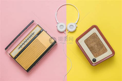 两台黄色和粉红色背景的复古收音机和耳机高清图片下载 正版图片506627157 摄图网