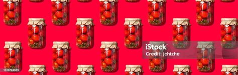 빨간 배경에 항아리 패턴에 절인 토마토 맨 위 보기 플랫 레이 공간을 복사합니다 통조림 및 보존 야채 건강한 발효 식품 개념 창조적 인 포장 디자인 절임 저장에 대한 스톡