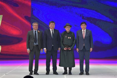 Эрдэнэт үйлдвэр ээс гурван гавьяат төрлөө