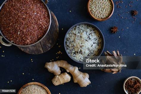 파란색 배경에 향신료와 쌀과 곡물의 다양한 유형 현미와 혼합 야생 쌀 갈색에 대한 스톡 사진 및 기타 이미지 갈색 개체 그룹 건강한 식생활 Istock