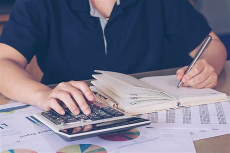 사업 개념 여자 손 계산기를 사용 하 여 가까이 하 고 글을 적어와 사무실 책상에서 계산 개념에 대한 스톡 사진 및 기타 이미지 Istock