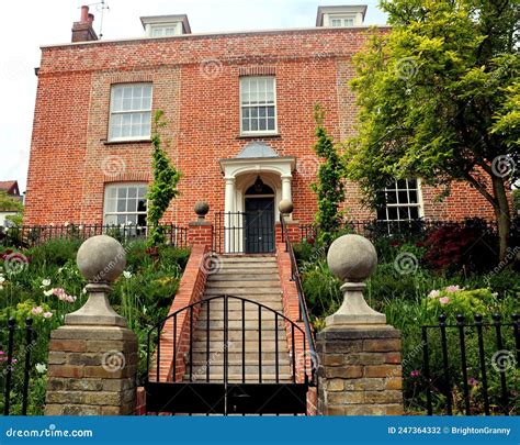 Red Brick Georgian House Timeless Elegance In Historic Architecture