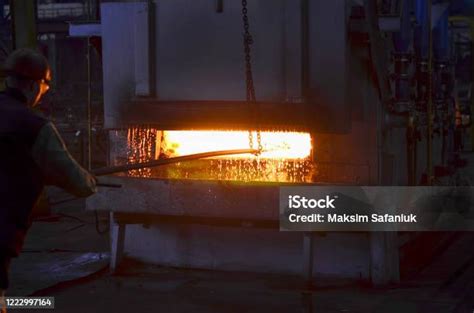 단조 공장의 작업장에서 산업 용광로에서 고온에서 담금질하는 강철 냉각 공정 열 처리 전기로에 대한 스톡 사진 및 기타 이미지 전기로 강철 공장 산업 건물 Istock