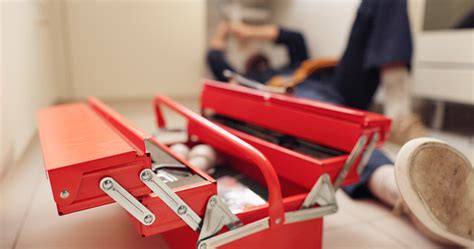 배관 집 및 도구 상자 바닥에 사람이 있고 파열 파이프 및 집 개조를 수리합니다 남자 배관공 및 장비 직원 및 산업 검사 및