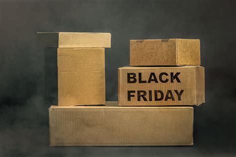 판지 상자 블랙 프라이데이와 함께 그들에 기록 검은 배경 앞에 연기와 함께 검정색 배경에 대한 스톡 사진 및 기타 이미지 검정색 배경 구매 금요일 Istock