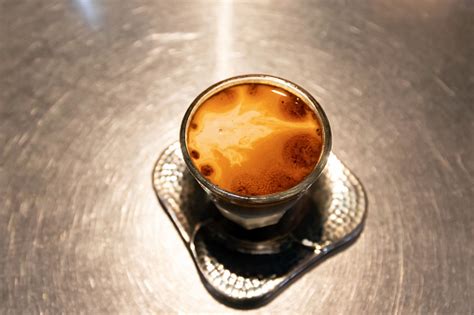 스페셜티 커피 메뉴 더러운 커피는 커피 머신에서 차가운 우유로 쏟아붓는 리스레토입니다 카페에 대한 스톡 사진 및 기타 이미지 카페 0명 Ristretto Istock