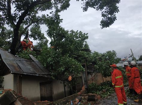 ကျိုင်းတုံမြို့၌ မိုးရွာသွန်းမှုကြောင့် ညောင်ပင်ပြိုလဲကျပြီး နေအိမ်တစ်လုံး အမိုးများပျက်စီးကာ လမ