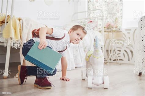 귀여운 어린 소년 처음으로 학교에가 학교 가방 및도 서와 아이입니다 아이 게는 배경에 서류 가방 아이 다시 학교로 가방에 대한 스톡 사진 및 기타 이미지 Istock