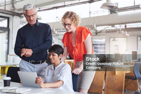 사무실에서 태블릿을 작업하는 세 명의 미소 짓는 사업가 3 명에 대한 스톡 사진 및 기타 이미지 3 명 결심 경영자 Istock
