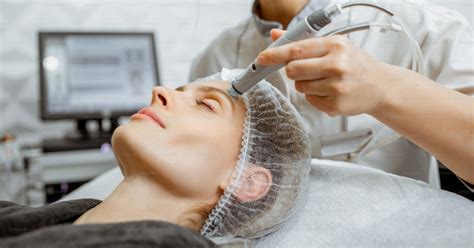 고급 미용실에서 여성에게 이마 부위에 진공 하이드로 필링을 만드는 미용사 전문적인 얼굴 치료의 개념 사진 Unsplash의 아름다움 이미지