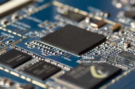컴퓨터 기판 하드웨어 마더 보드 마이크로 일렉트로닉스 서버 Cpu 칩 반도체 회로 코어 레드 기술 배경 또는 프로세서 개념 전자