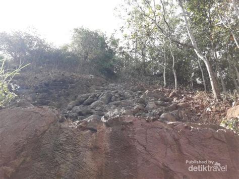 Watu Kelir Ikon Geopark Karangsambung Karang Bolong Kebumen