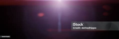 아름 다운 보라색 렌즈 플레어 효과 오버레이 텍스처 Bokeh 효과와 검은 배경 배너 앞 아나모픽 빛 행진 경관에 대한 스톡 사진 및 기타 이미지 Istock
