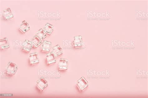 밝은 분홍색 배경에 흩어져있는 얼음 조각 플랫 레이 탑 바이 0명에 대한 스톡 사진 및 기타 이미지 0명 결정체 고체 Istock