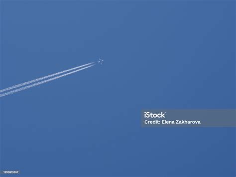 비행기는 수평으로 날아 다니며 맑은 푸른 하늘에 선의 흔적을 남기고 공간을 복사합니다 항공 운송과 화려한 그림 0명에 대한 스톡 사진 및 기타 이미지 Istock