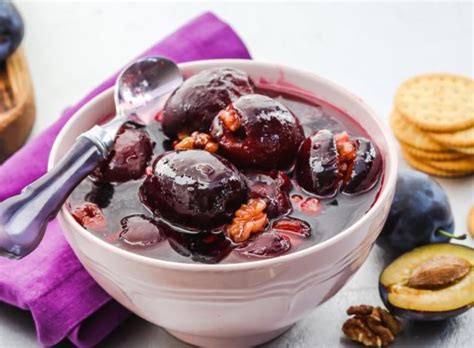 ქლიავს კურკის ნაცვლად ნახევარ კაკალს ვუმატებ და ბულგარულ მშრალ მურაბას ვამზადებ