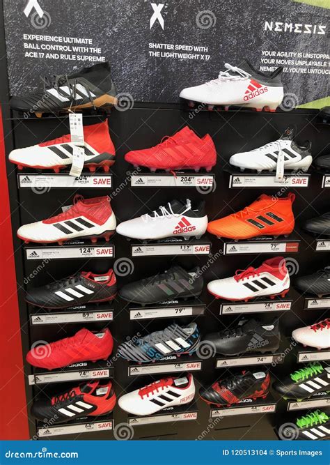 Dick`s Sporting Goods Editorial Stock Image Image Of Clothing 120513104