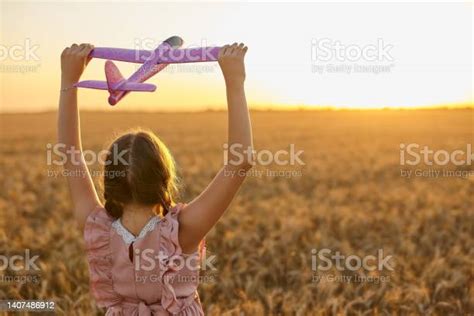 행복한 아이 여름 밀밭에서 장난감 비행기를 가지고 노는 소녀 꿈꾸기에 대한 스톡 사진 및 기타 이미지 꿈꾸기 날기 놀기 Istock