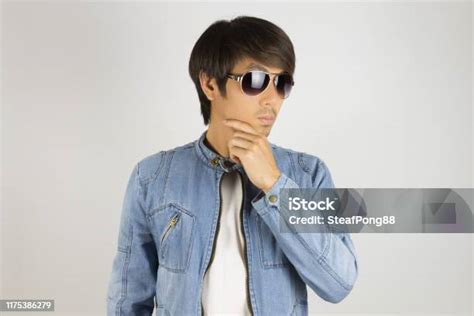 청바지 또는 데님 재킷에 젊은 남자 선글라스를 착용 하 고 터치 턱 포즈 검은색에 대한 스톡 사진 및 기타 이미지 검은색 남성 남자 Istock