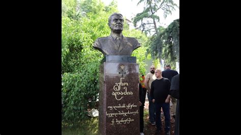 გმირთა მოედანზე ეროვნული გმირის გენო ადამიას მემორიალური ბიუსტი საზეიმოდ გაიხსნა Youtube