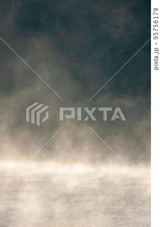 背景素材 水面から湧きあがる霧 テクスチャの写真素材 [95756179] Pixta
