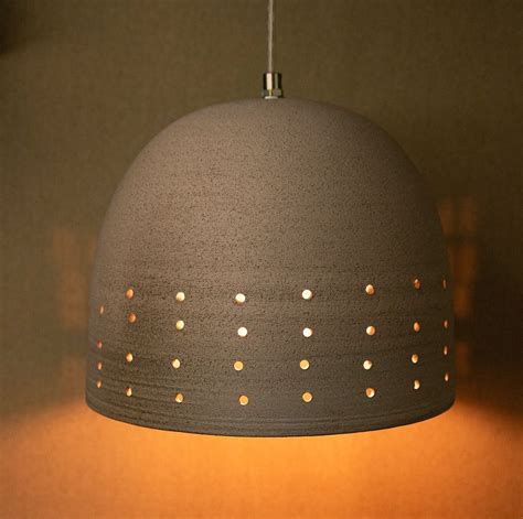 חותם סטודיו לקרמיקה מירי חכם בן צבי גופי תאורה מקרמיקה כיפה אפורה