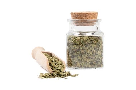 유리 항아리에 말린 Lovage 허브와 흰색 배경에 고립 된 나무 국자 향신료와 음식 재료 건강한 식생활에 대한 스톡 사진 및 기타 이미지 Istock