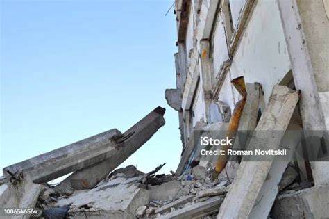 파괴 산업 건물의 남아 있습니다 콘크리트 잔해와 철근에 매달려 큰 콘크리트 더미 건물 외관에 대한 스톡 사진 및 기타 이미지 건물 외관 건설 산업 건설 현장 Istock