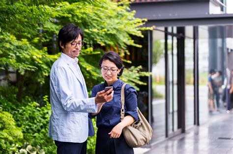 스마트폰을 사용 하 여 택시를 주문 하는 그들의 사무실 밖에 서 동료 2명에 대한 스톡 사진 및 기타 이미지 2명 30 39세 고용과 노동 Istock
