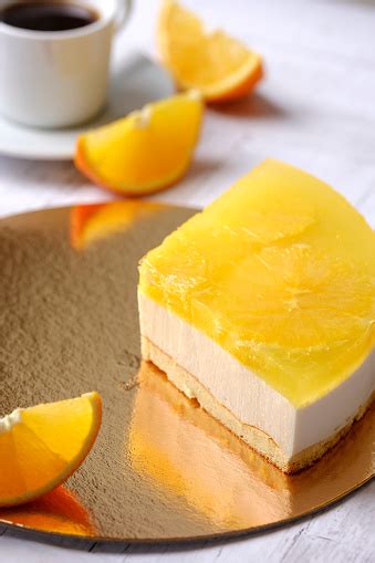 과일 오렌지 케이크의 맛있는 조각 커피 아메리카노 흰색 배경의 컵에 무스 디저트 집에서 만든 맛있는 달콤한 열정 디저트 무설탕