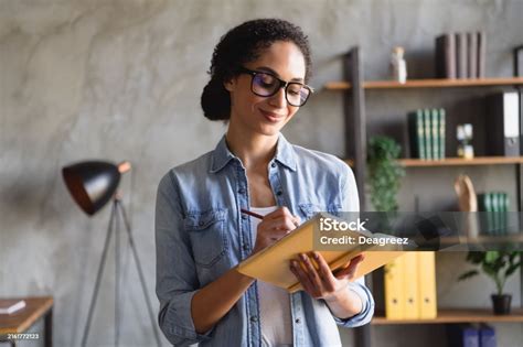 매력적인 기업 에이전트 소녀의 사진 쓰기 메모장 로프트 인테리어 비즈니스 센터 사무실 실내 경영자에 대한 스톡 사진 및 기타