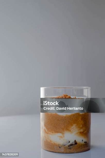 휘핑 크림 우유와 으깬 웨이퍼 토핑을 곁들인 커피 한 잔이 흰색 테이블에 뿌려졌습니다 가루로 빻은에 대한 스톡 사진 및 기타 이미지 가루로 빻은 갈색 거품 내기