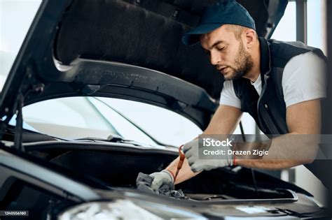 수리점에서 자동차 엔진을 유지하면서 오일을 변경하는 자동차 수리공 검사 보기에 대한 스톡 사진 및 기타 이미지 검사 보기 기계공 남성 Istock