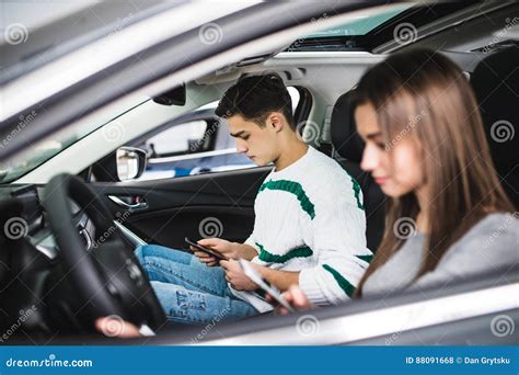 Het Portret Van Jongelui Koppelt En Gebruikstelefoons Die Die Zoals Samen Texting Drijven Die